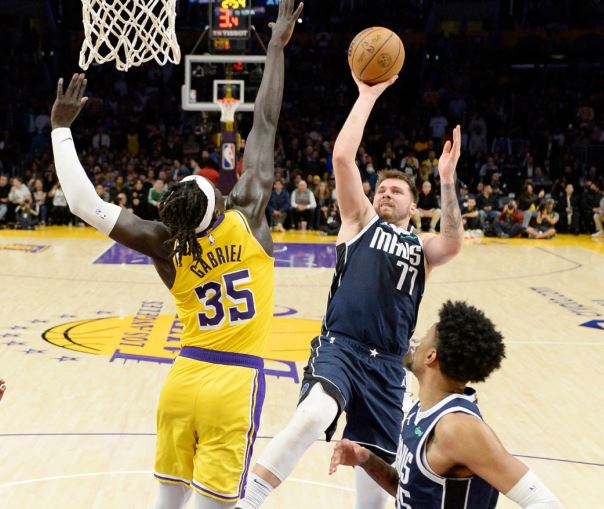 Luka Doncic alcanza triple doble en victoria sobre Lakers (Video)