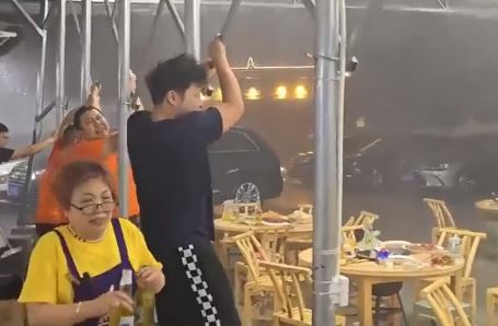 Impactante video de gente y techos volando en un restaurante