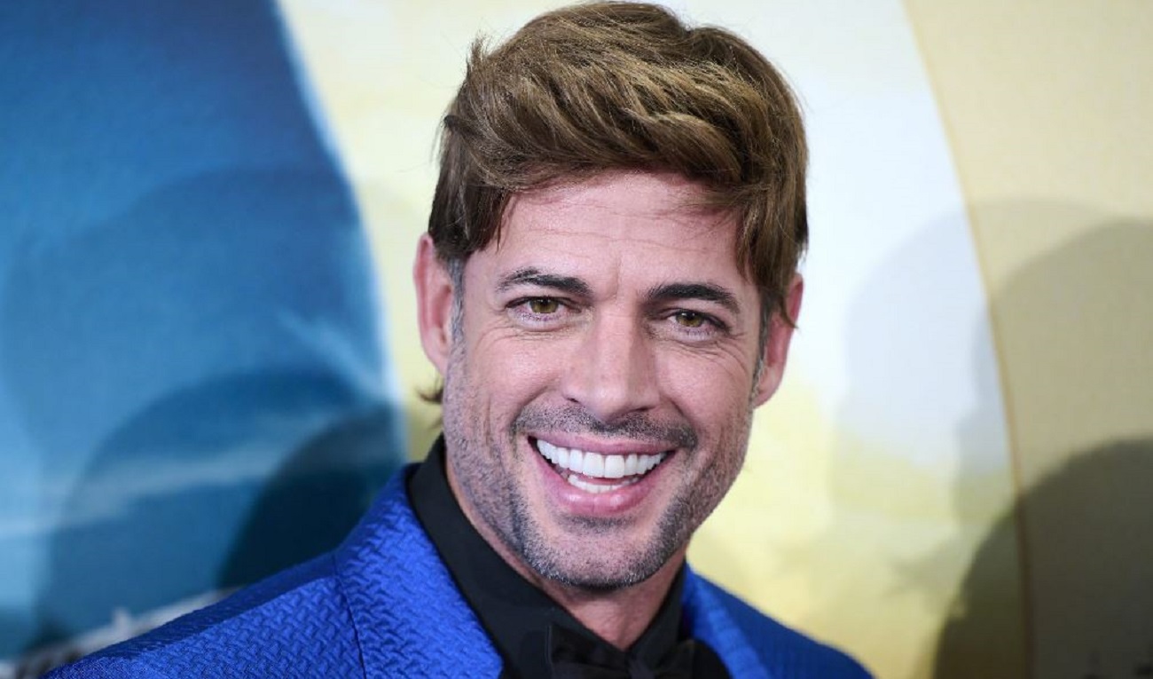 William Levy sorprende al cantarle al amor