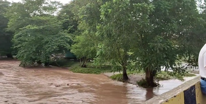 Se desbordó el río Apón y se inundan sectores de la población de Machíques