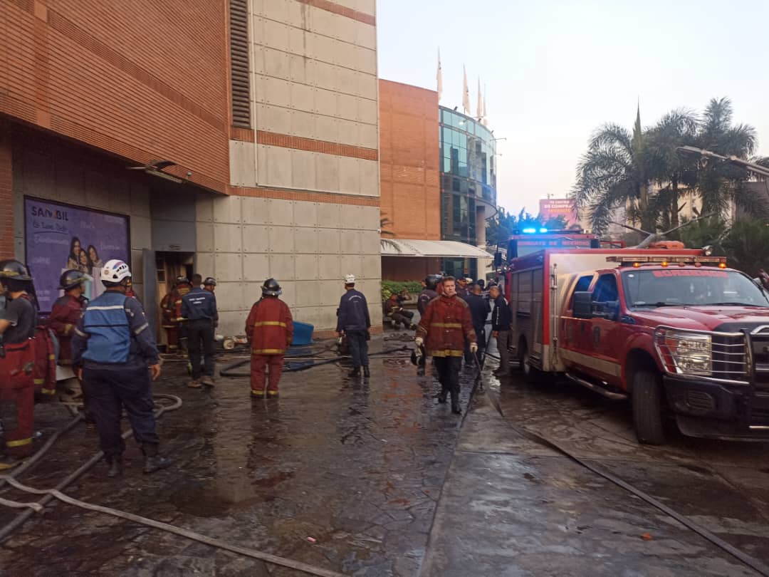 Investigan causas del incendio en el Sambil de Chacao