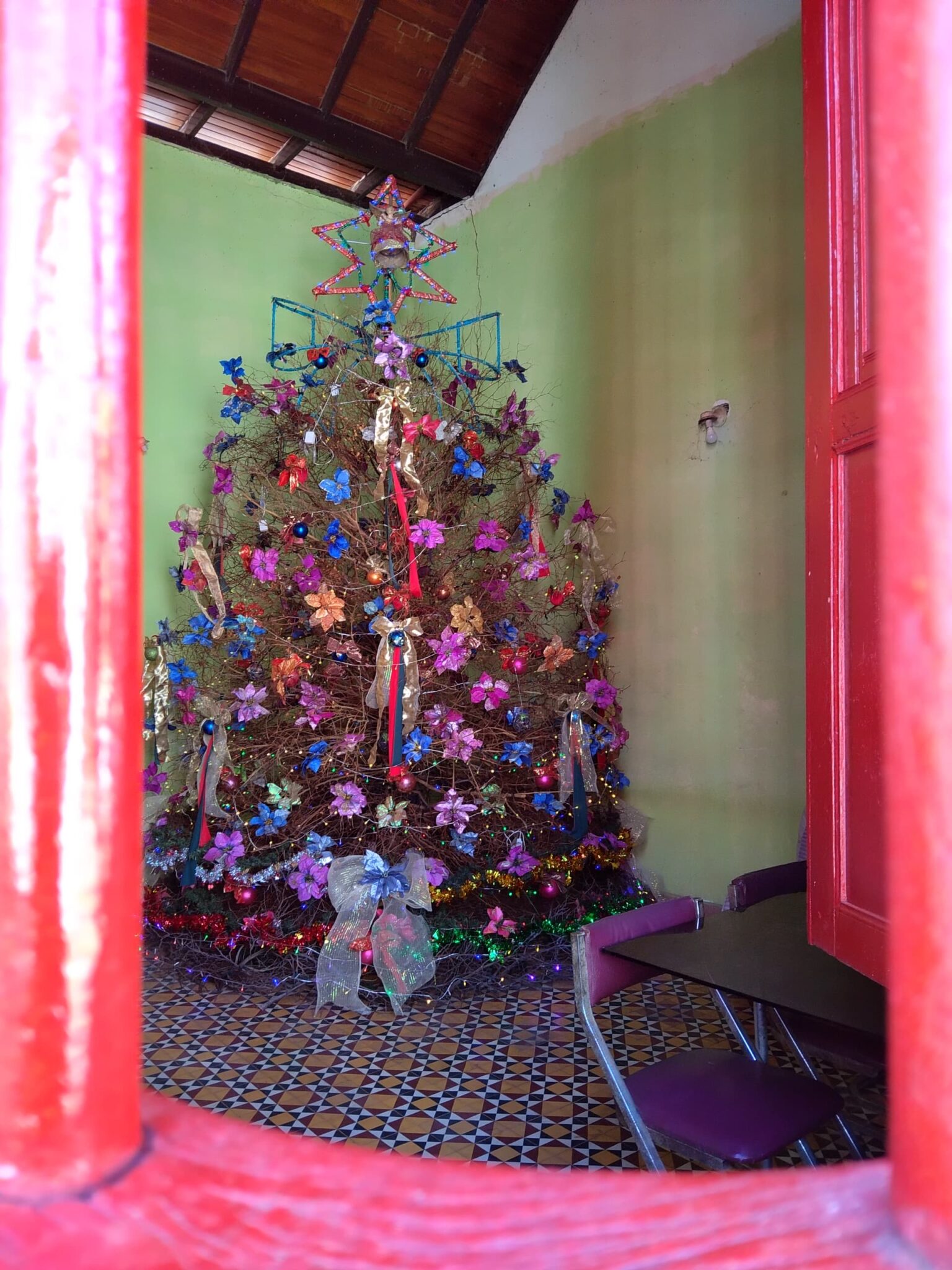Cuatro metros de ingenio: Conozca el árbol navideño de la Calle ...