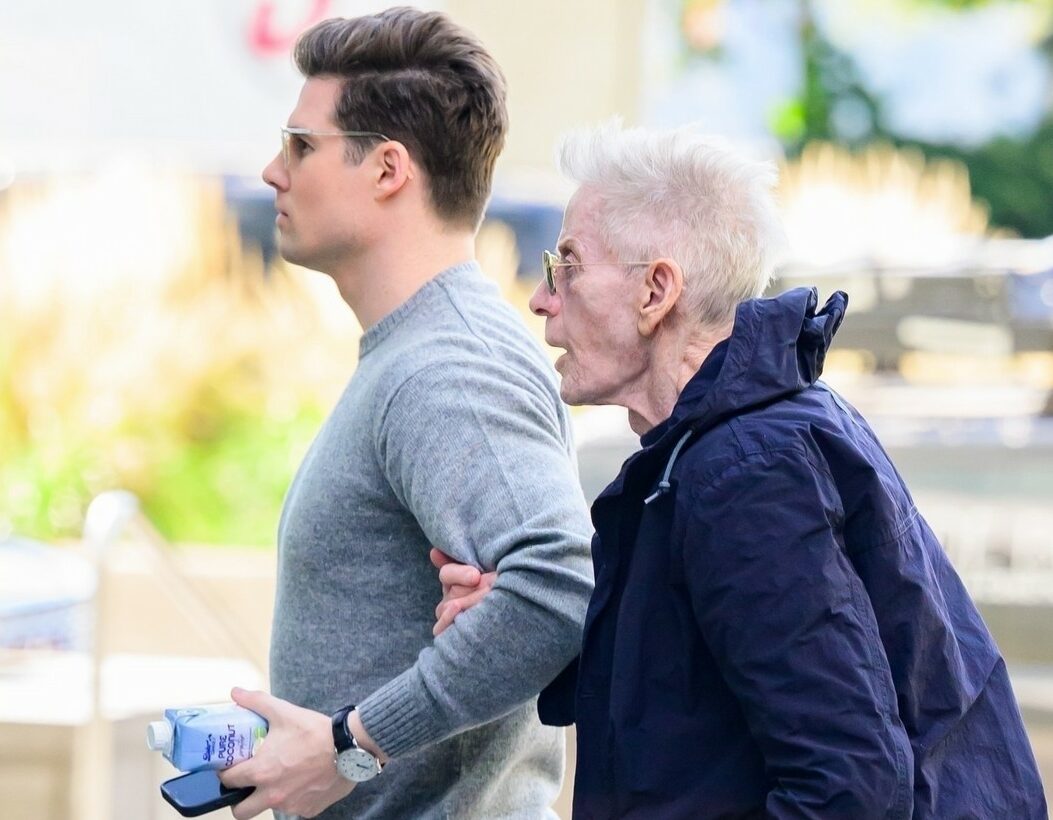 La historia de amor de Calvin Klein y su novio Kevin, 47 años menor que ...