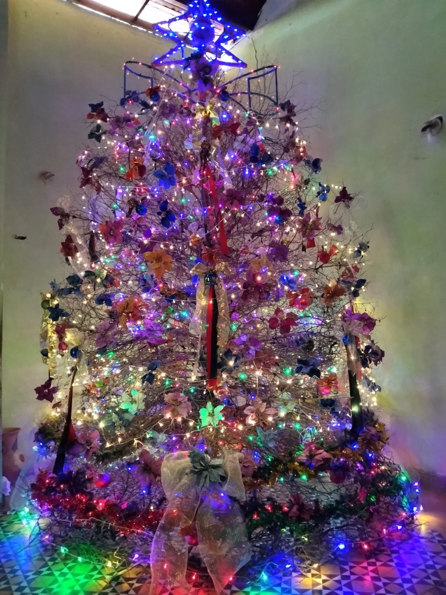 Cuatro metros de ingenio: Conozca el árbol navideño de la Calle ...