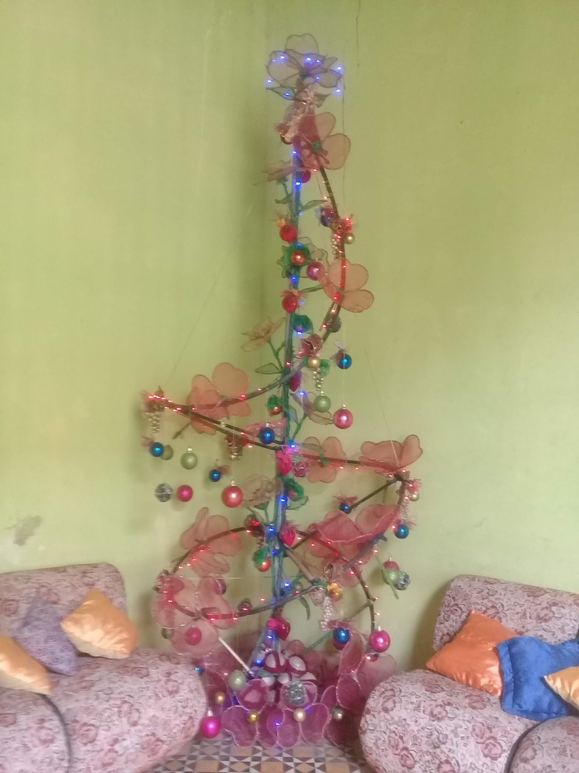 Cuatro metros de ingenio: Conozca el árbol navideño de la Calle ...