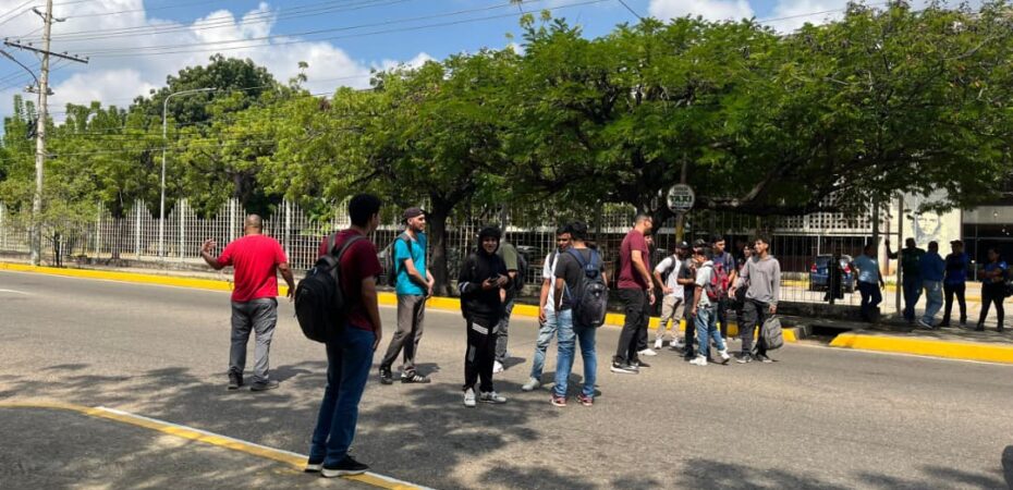 Estudiantes de LUZ protestan por falta de comedor
